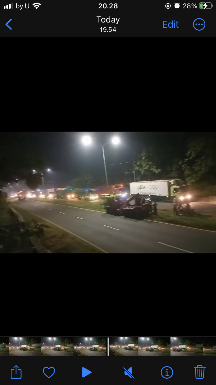 AS RODA TRUK PATAH GARA-GARA JALAN RING ROAD BERLUBANG, LALU LINTAS ...