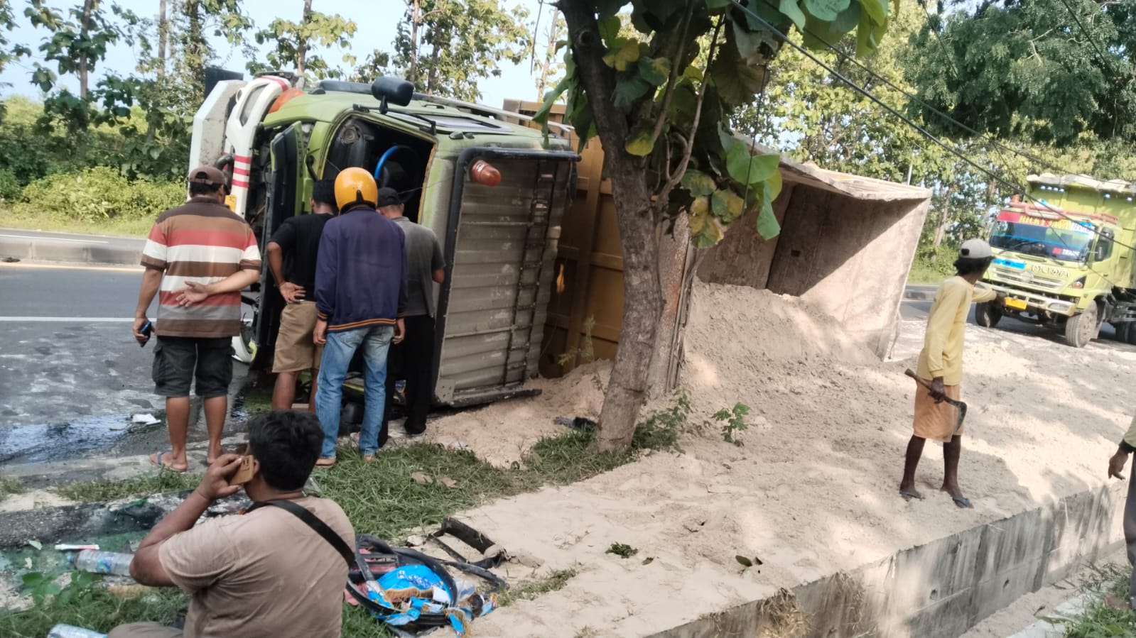 TRUK MUAT PASIR LAKA TUNGGAL DI JATI PETENG JENU – Info Tuban